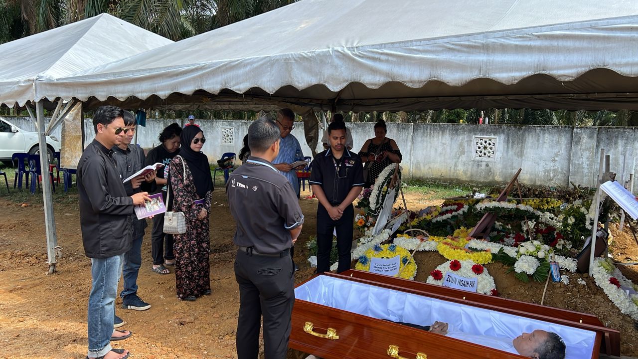 Team Uncle Kentang Bantu Pengebumian Anaknya - Uncle Kentang